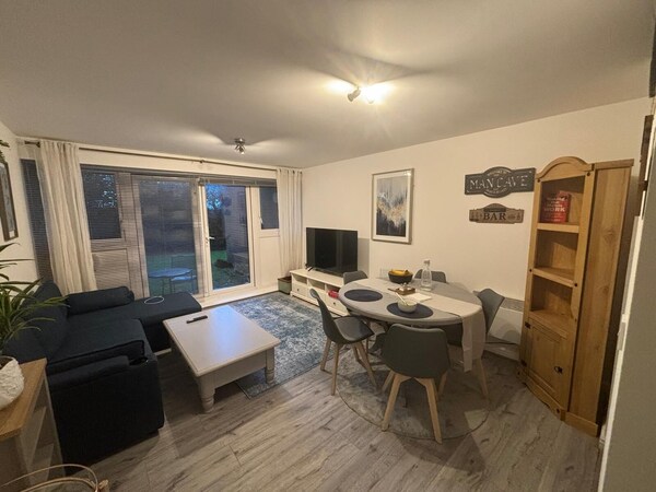 2 Bed (Ensuite) Garden Apartment Gated, Close To Langley, Heathrow , Windsor - Staines-upon-Thames