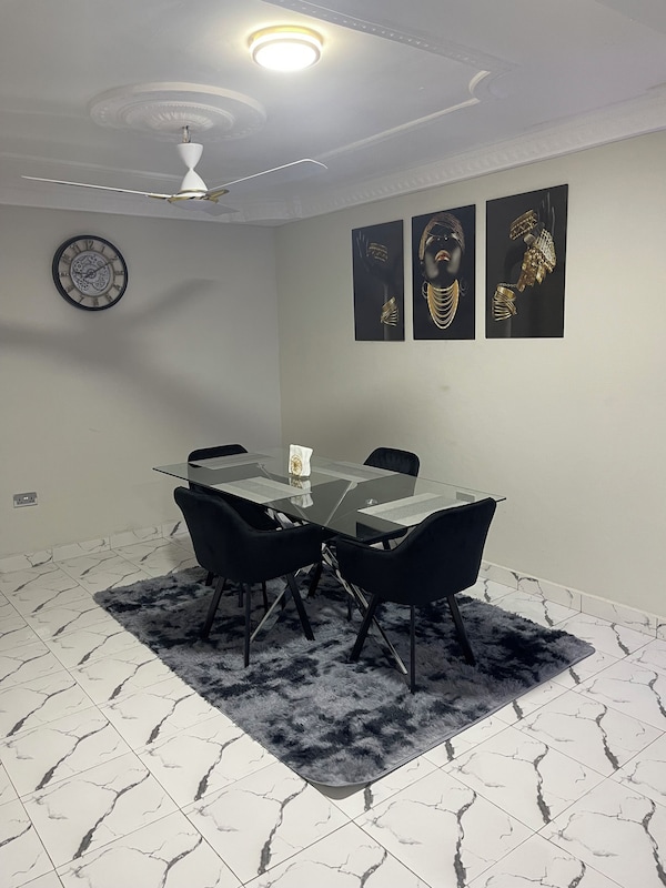 Fully Furnished 2-bedrooms, 2 Bedrooms Apartment In Amazing Accra With Ac, Wifi. - Accra