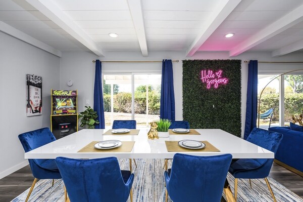 Mins To Disney! Luxury 4bd Insta Wall + Arcade Games - Costa Mesa, CA