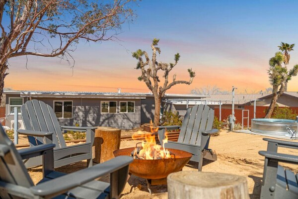 The High View ~ With Cowboy Pool And Hot Tub - Joshua Tree, CA