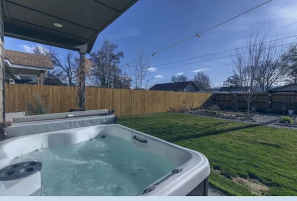 Charming 2 Bedroom/2 Bath Hot Tub Garden Home With Central Air/heat In Hamilton - Hamilton, MT