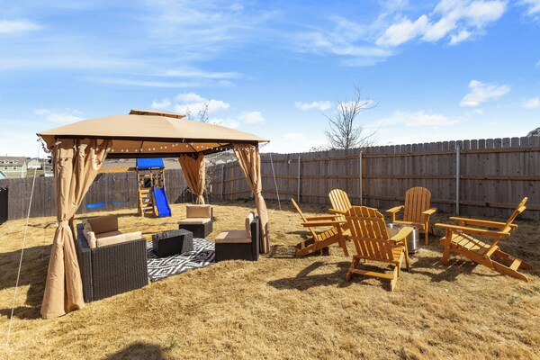 Lux 3bd, Game Room With 85" Tv, Gym, Firepit, Minutes To Tesla, Cota, Airport - Cedar Creek, TX