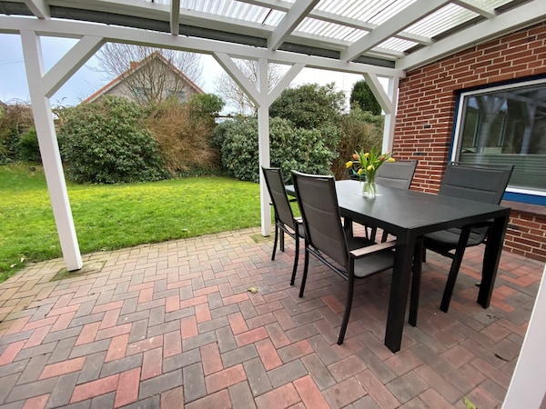 Ruhige Doppelhaushälfte Mit Garten Und Garage In Husum An Der Nordsee - Husum