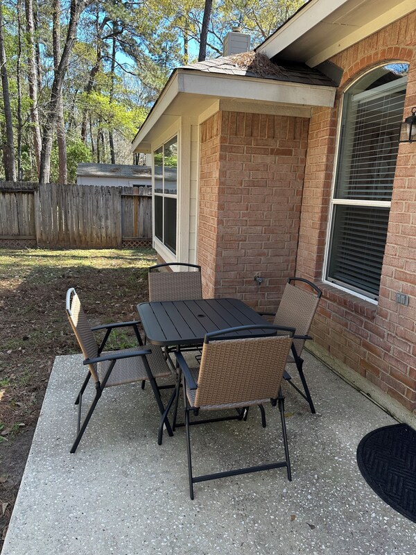 Come Enjoy What The Woodlands Has To Offer In Our Updated 3 Bedroom Home. - The Woodlands, TX