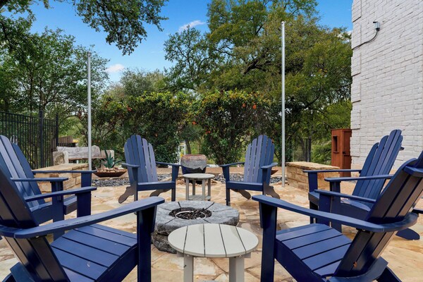 Vibrant Austin Escape: - Mins To Ut - Mins To Dt - King Bed - Balcony - SXSW (South by Southwest) - Austin