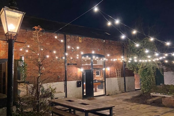 Luxury Escape With Cinema, Pool Table & Darts - Leeds