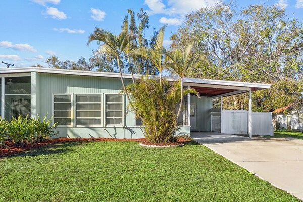 Lobster Louie's Inn - Cozy 2/1 Mins From Beaches. Fenced Yard. Pet Friendly. - Sarasota, FL