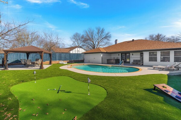 Backyard Oasis: Pool, Hot Tub, Giant Chess & Mini Golf - Arlington, TX