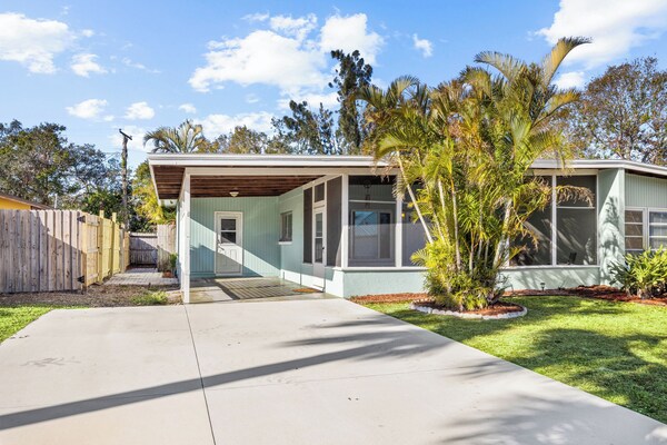 Pet Friendly. Minutes To Beaches. Charming 2-bedroom House In Adorable Sarasota. - Longboat Key, FL