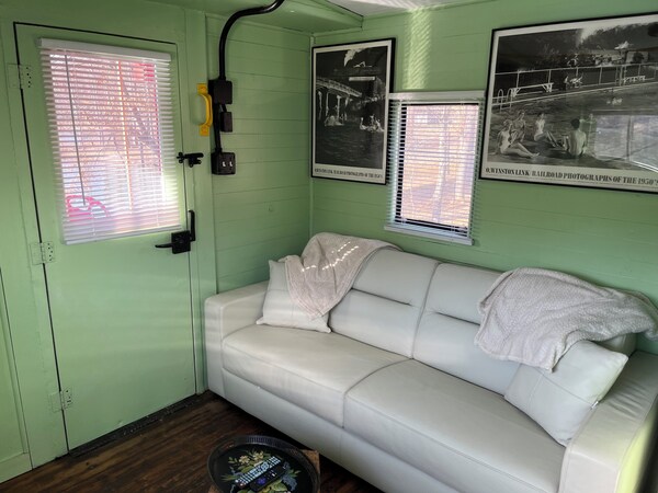 Charming Caboose-turned-tiny Home On Lake - インディアナ州
