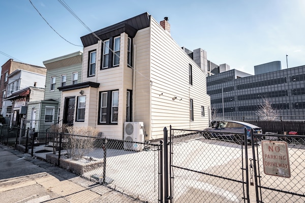 Chic & Comfortable 1 Bed Apt With Parking. Walking Distance Jsq Path. Sleeps 4. - Hoboken, NJ