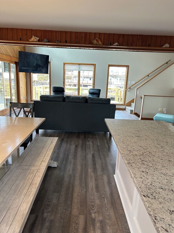Open Concept Home On Canal. Great For Boating Fishing Crabbing And Swimming. - Kitty Hawk, NC