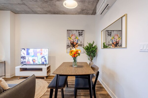 Stylish 1bdr Apartment In The Heart Of Dt Mtl - Longueuil