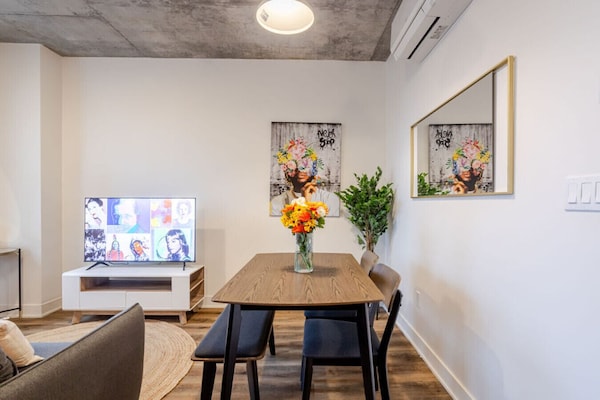 Stylish 1bdr Apartment In The Heart Of Dt Mtl - Longueuil