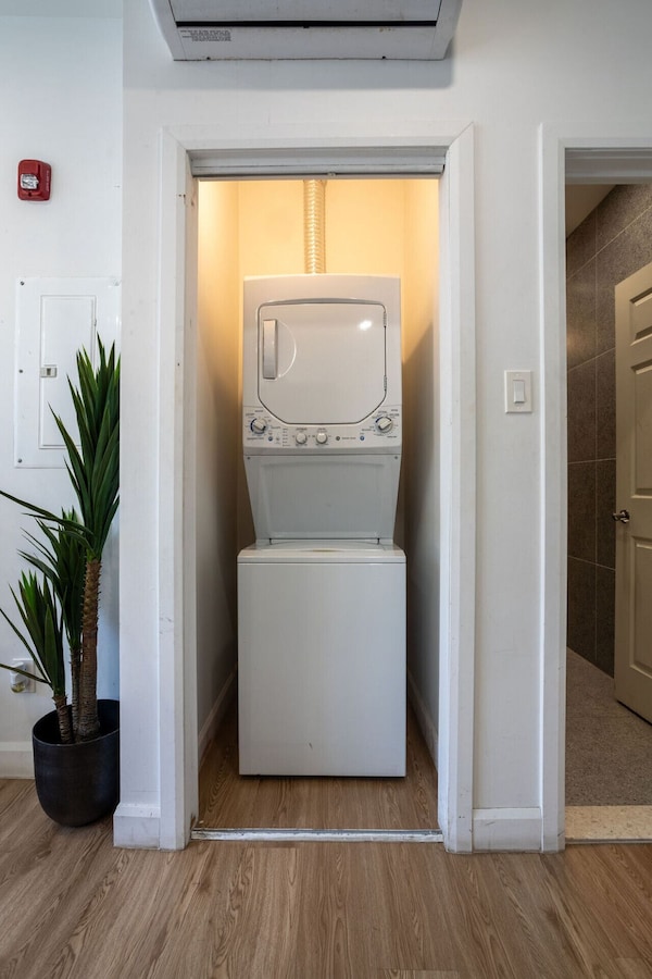 Cute 1bdr Apt On Bishop St- Heart Of Mtl - Lasalle