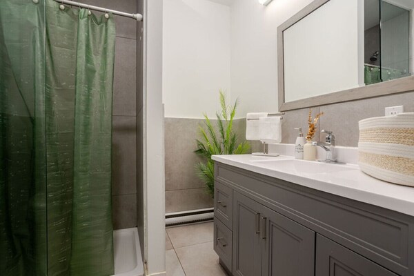 Snug Studio On Bishop Dt Mtl - Montreal