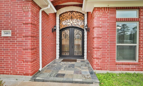 Cozy 8br Rustic House Near Iah & Downtown Sleeps 19, Event-ready, Spacious Yard - Houston, TX