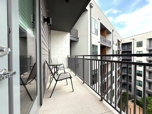 Spacious 2br -Prime Location -Washer/dryer -Secure Entry -Free Garage - Cedar Park, TX