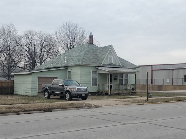 The 1860 - Your Family Will Be Close To Everything When You Stay At Here. - Kansas
