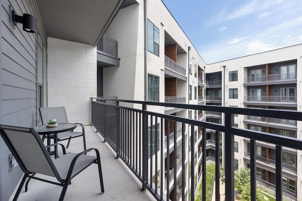 Modern 2br -Near Domain -Free Parking -Fast Wi-fi -Walk To Eats & Shops - Cedar Park, TX