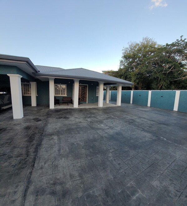 Villa Flores- New Modern Luxury Villa Within Walking Distance From Anr Airport. - Tobago