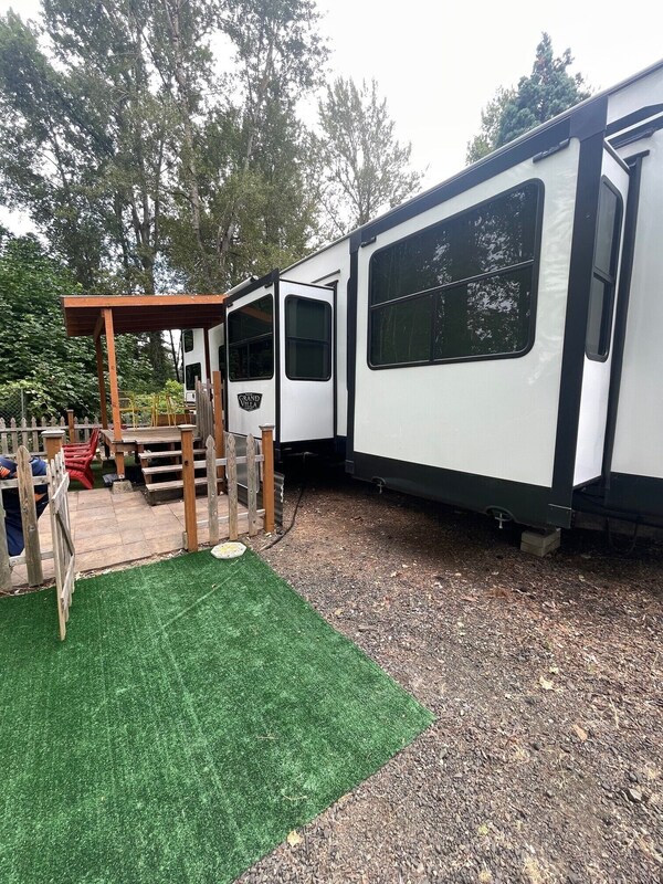 Retreat On The River With Ac In Salem - 3 Bedrooms For A Cozy Stay - Salem, OR