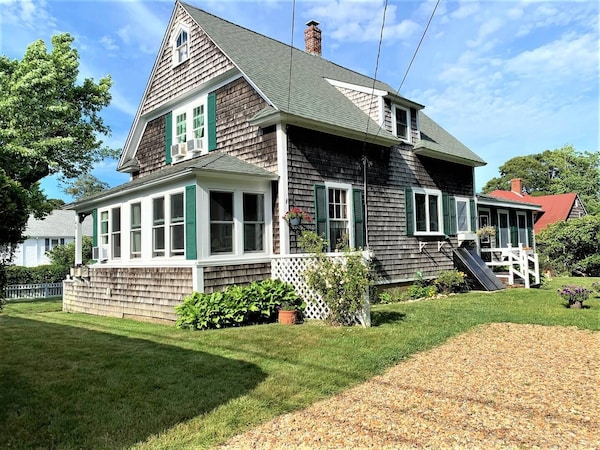 Updated Vineyard Farmhouse - Walk To Town & Ferry - Massachusetts
