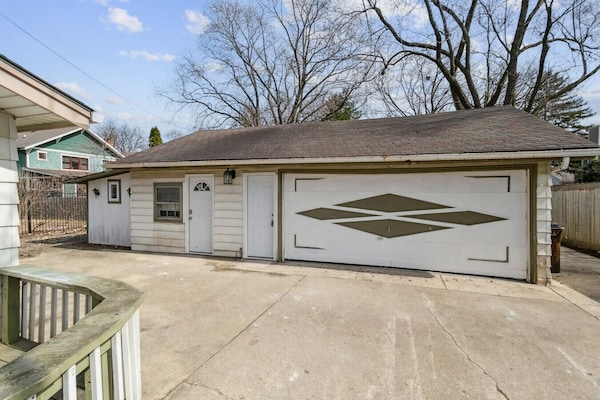 5 Bed Home W/ Big Yard & Front Porch By Navy Base - Waukegan, IL