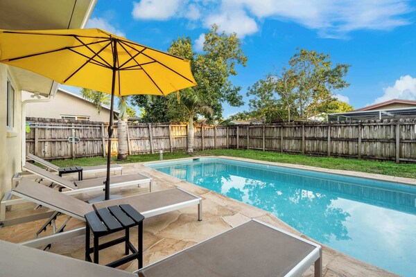 4br W/ Private Pool + Game Room | Prime Location - Plantation, FL