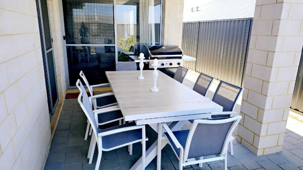 Eglinton Elegance - Hamptons Retreat - Yanchep National Park