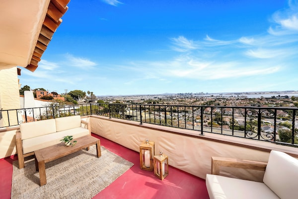 Stunning Views Hilltop Mansion +Hot Tub +Game Room - San Diego, CA