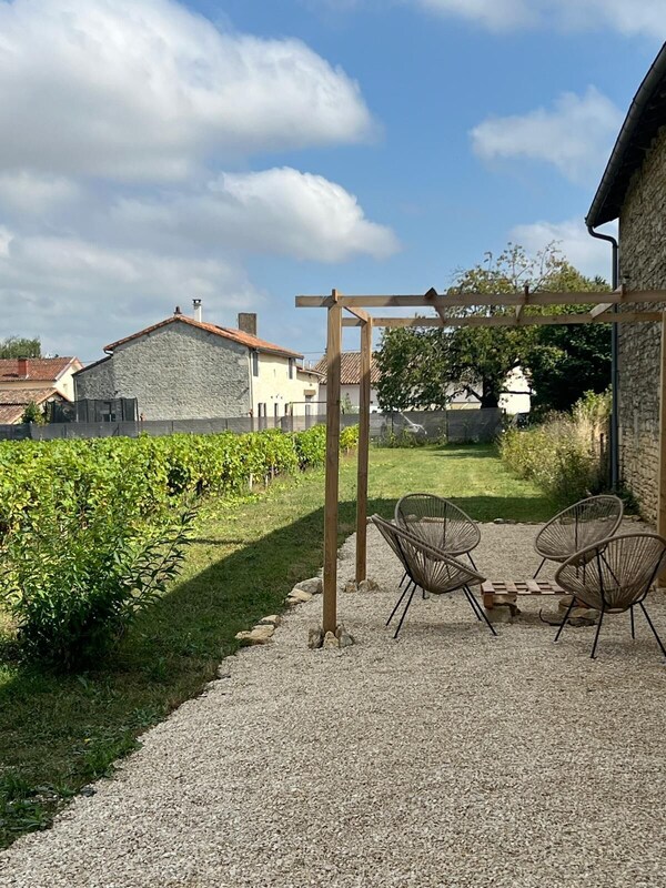 Stay Among The Vines At Gite Vigne, In An 18th Century Farmhouse - La Vallée Des Singes