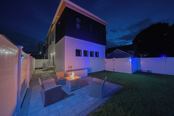 New Luxury Townhouse. 6 Miles To Boston, 4 Bedrooms/4 Baths, Private Yard/patio - Boston, MA