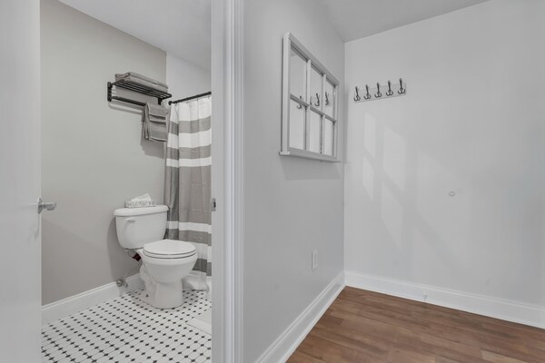 Cozy Condo In Charming Marshfield Few Minute Walk To The Beach! - Marshfield, MA