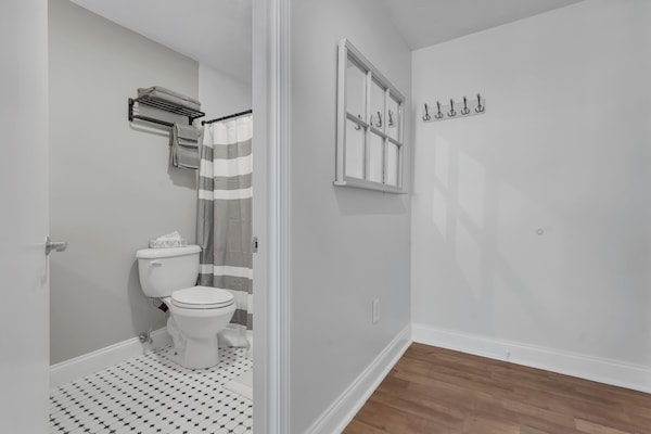 Cozy Condo In Charming Marshfield Few Minute Walk To The Beach! - Marshfield, MA