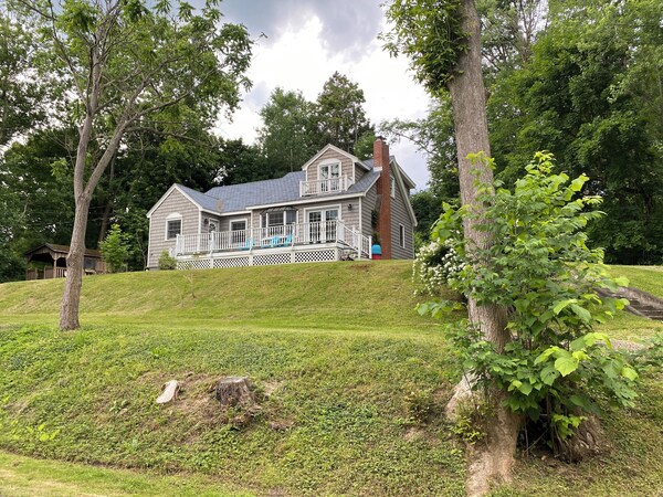 Charming 4 Bedroom 3 Bathroom Cottage With Lake View - Bemus Point, NY