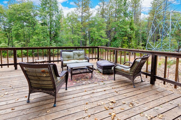 Embrace The Seasons' Sweetness: Discover The Serene Beauty Of Cole Ridge Chalet. - Clearlake, CA