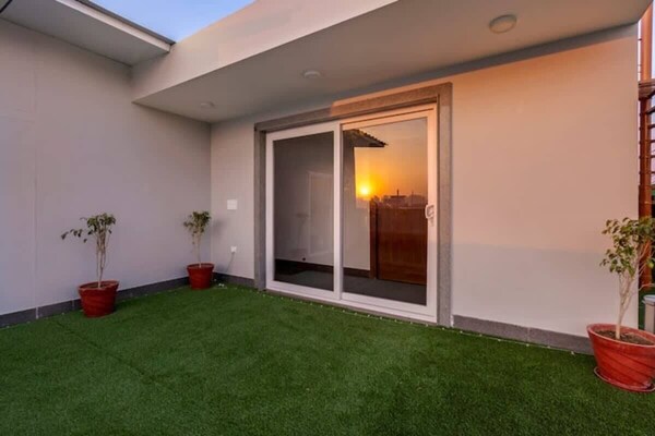 Penthouse W/ Jacuzzi, Garden & Extra Room| Pets Ok - New Delhi