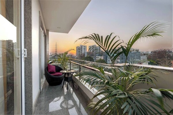 Peaceful City Paradise W/ King Bed & Tub - Gurugram
