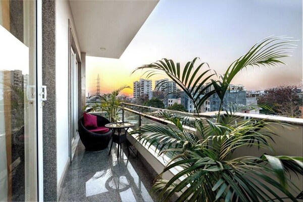 City Oasis W Bathtub N Balcony - Gurugram