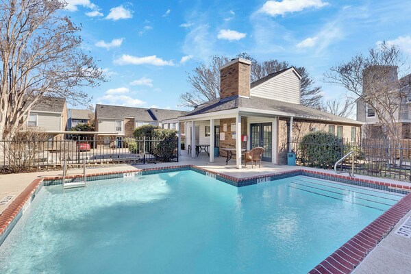 Luxury 2bd / 2.5ba Near The Domain With Pool - Wells Branch Parkway – Austin