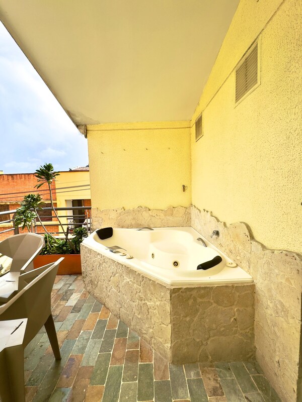 "Your Home Away From Home" The Yellow Corner, With Private Jacuzzi. - Medellín