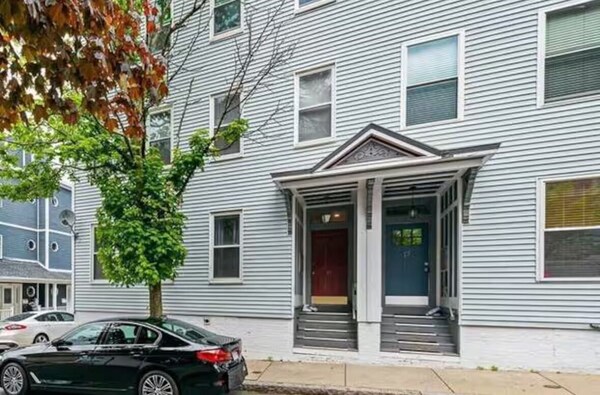 Southie Condo - Near Subway - Bring Pets - Pool Table - South End - Boston