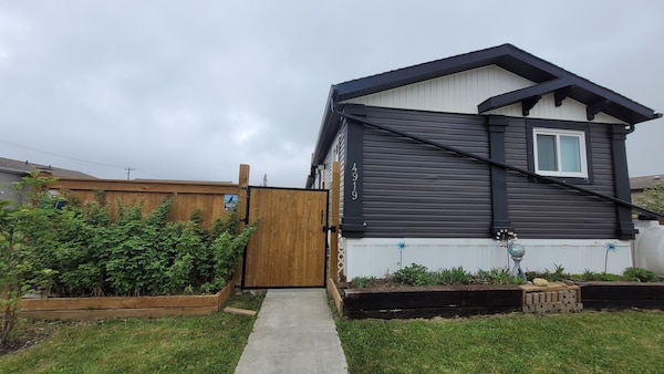 Guest Suite In Town-2 Bedrooms/private Kitchen - Alberta