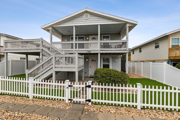 Updated 3-bedroom, 2 Bath Well Stocked Coastal Cottage Across From The Beach - Fernandina Beach, FL