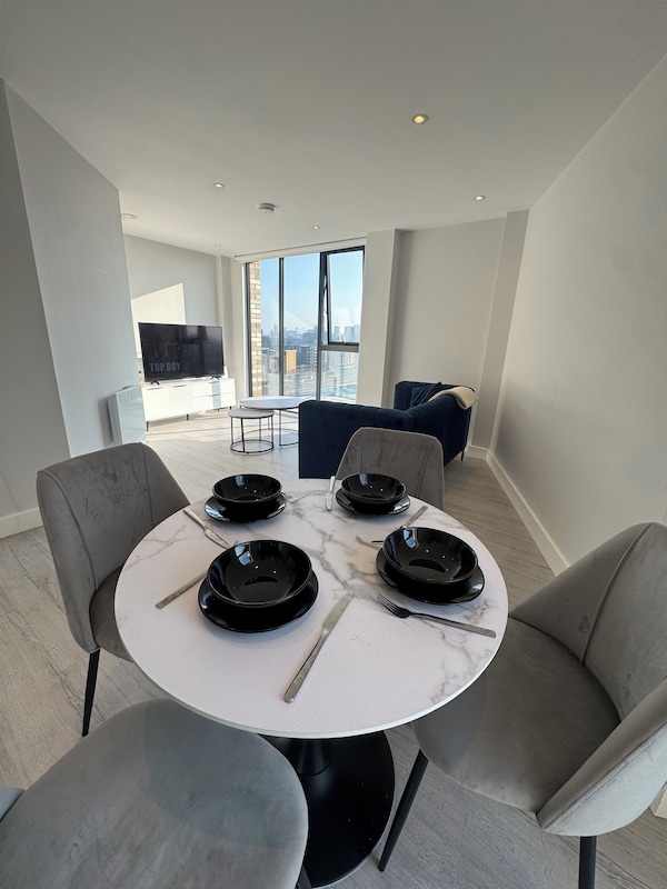 Luxury High-rise | Stunning Views & Top Amenities - Altrincham