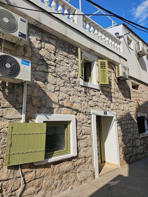 Stone House With 3-bedrooms And Big Terrace-pet Friendly - Murter
