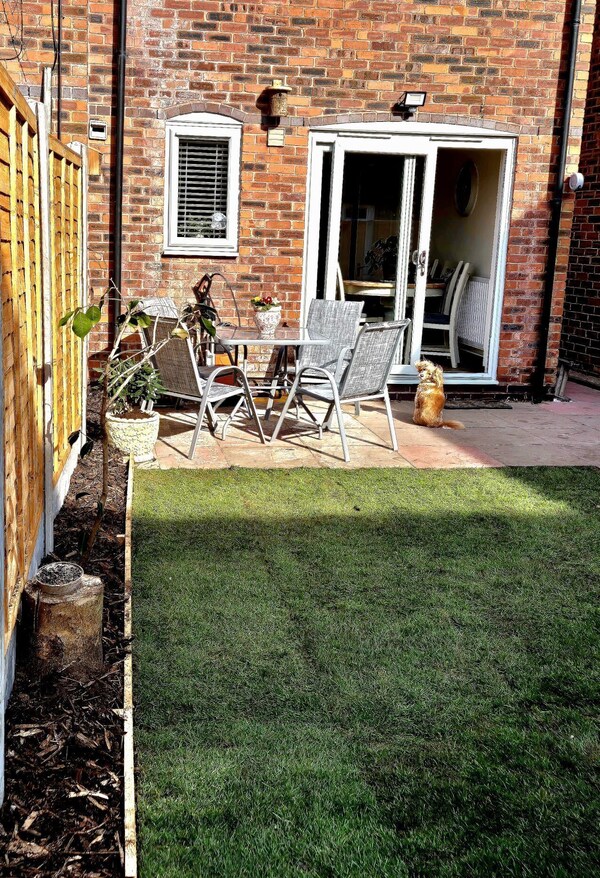 Bowling Green Cottage, Pet Friendly, Country Village Location, Sleeps 6 - Staffordshire