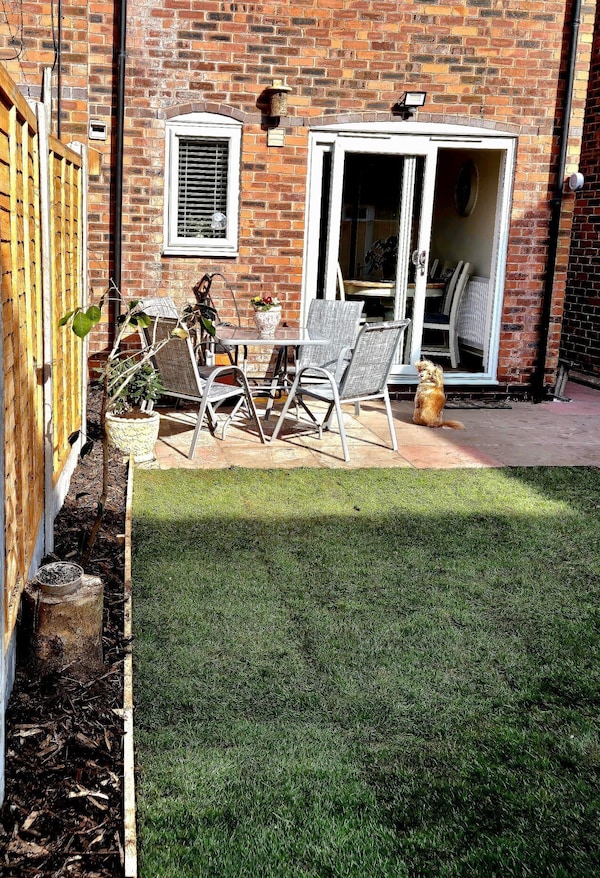 Bowling Green Cottage, Pet Friendly, Country Village Location, Sleeps 6 - Shropshire
