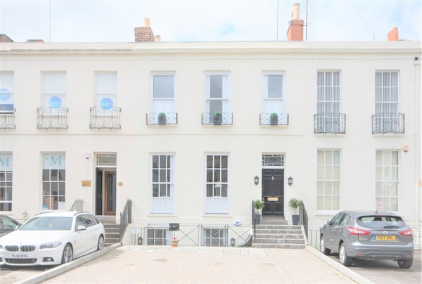Spacious Two-bedroom Apartment Located In The Heart Of Cheltenham. - Tewkesbury